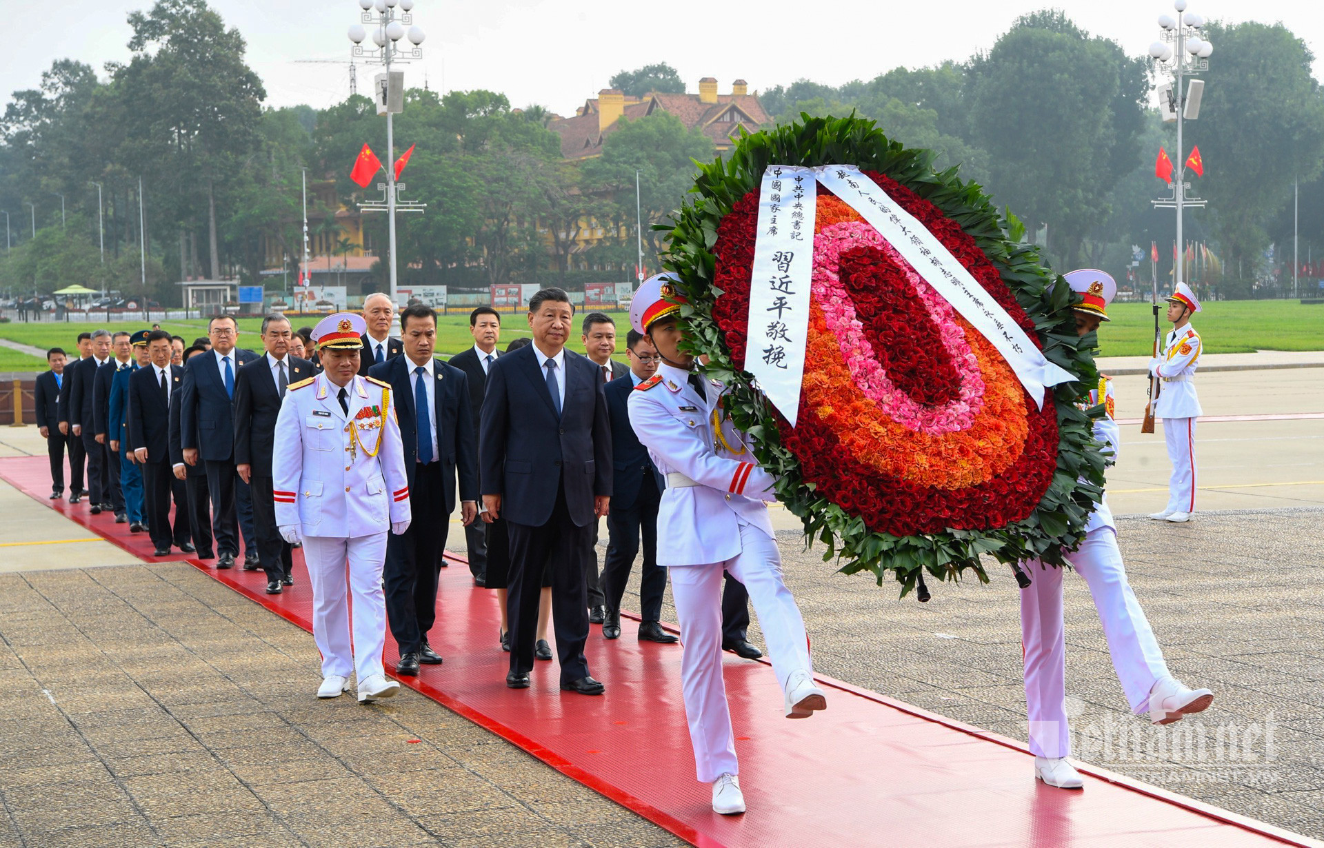 Chinese Party Chief, President Xi Jinping pays tribute to President Ho ...