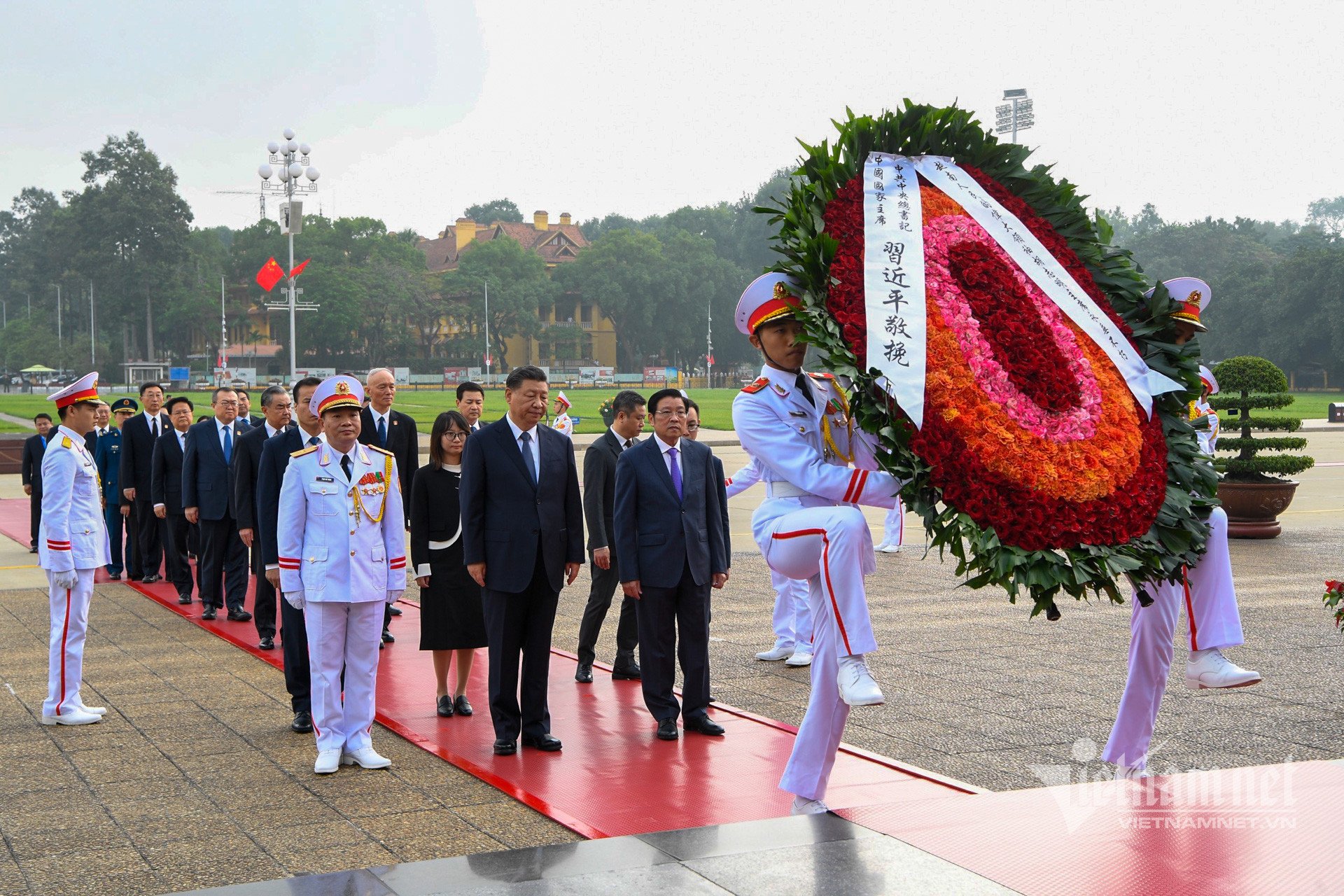 Chinese Party Chief, President Xi Jinping pays tribute to President Ho ...