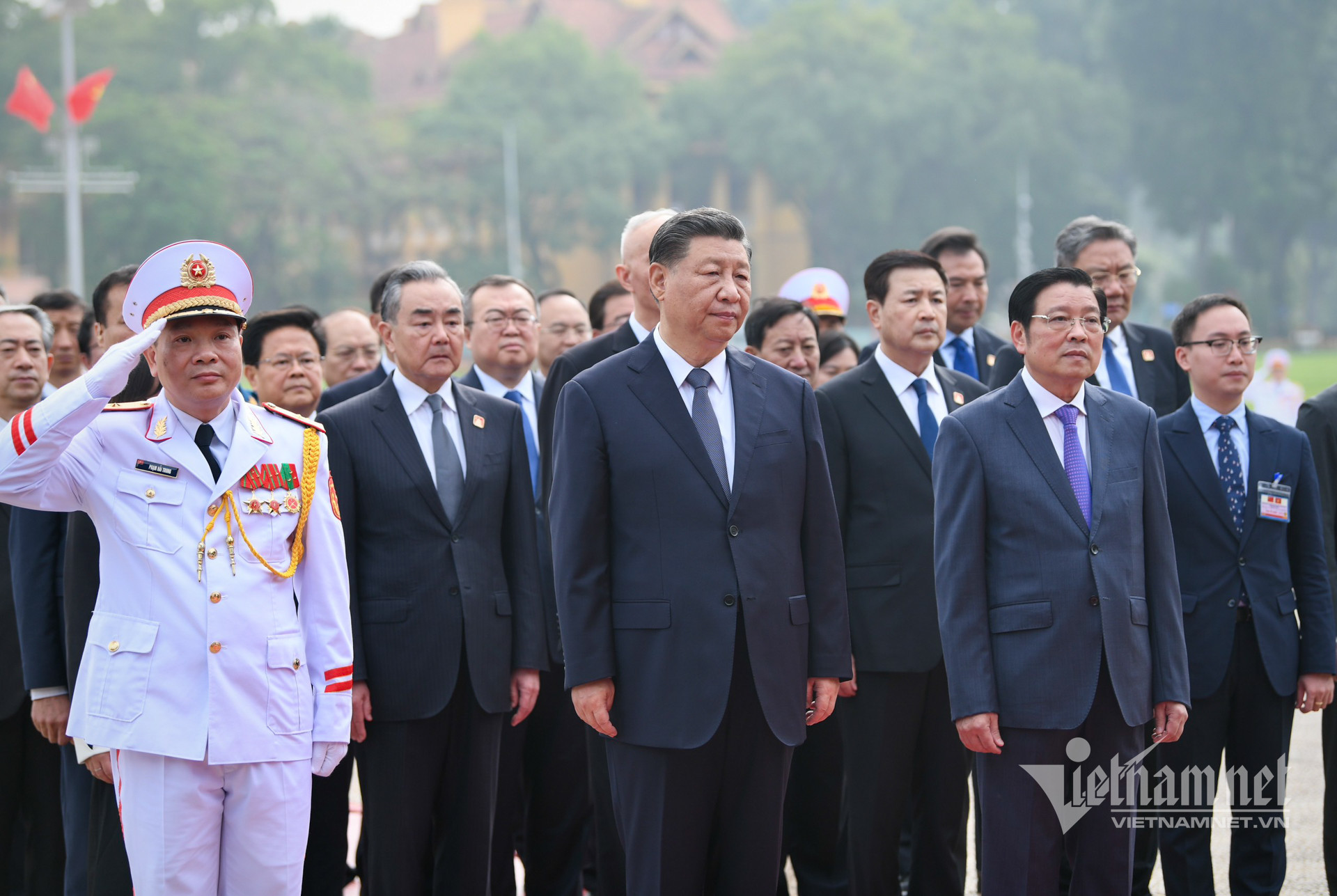 Chinese Party Chief, President Xi Jinping pays tribute to President Ho ...