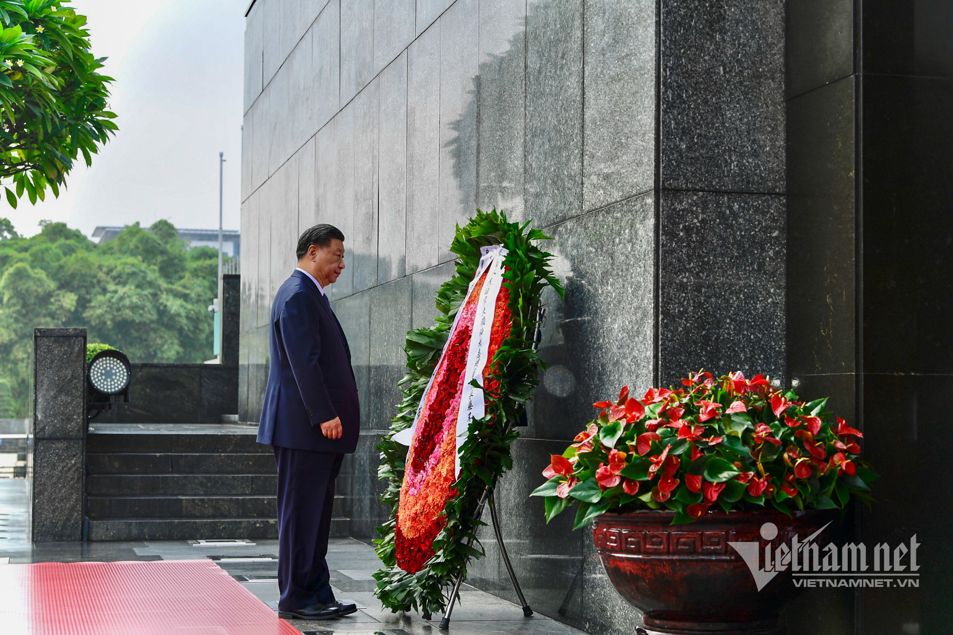 Chinese Party Chief, President Xi Jinping pays tribute to President Ho ...