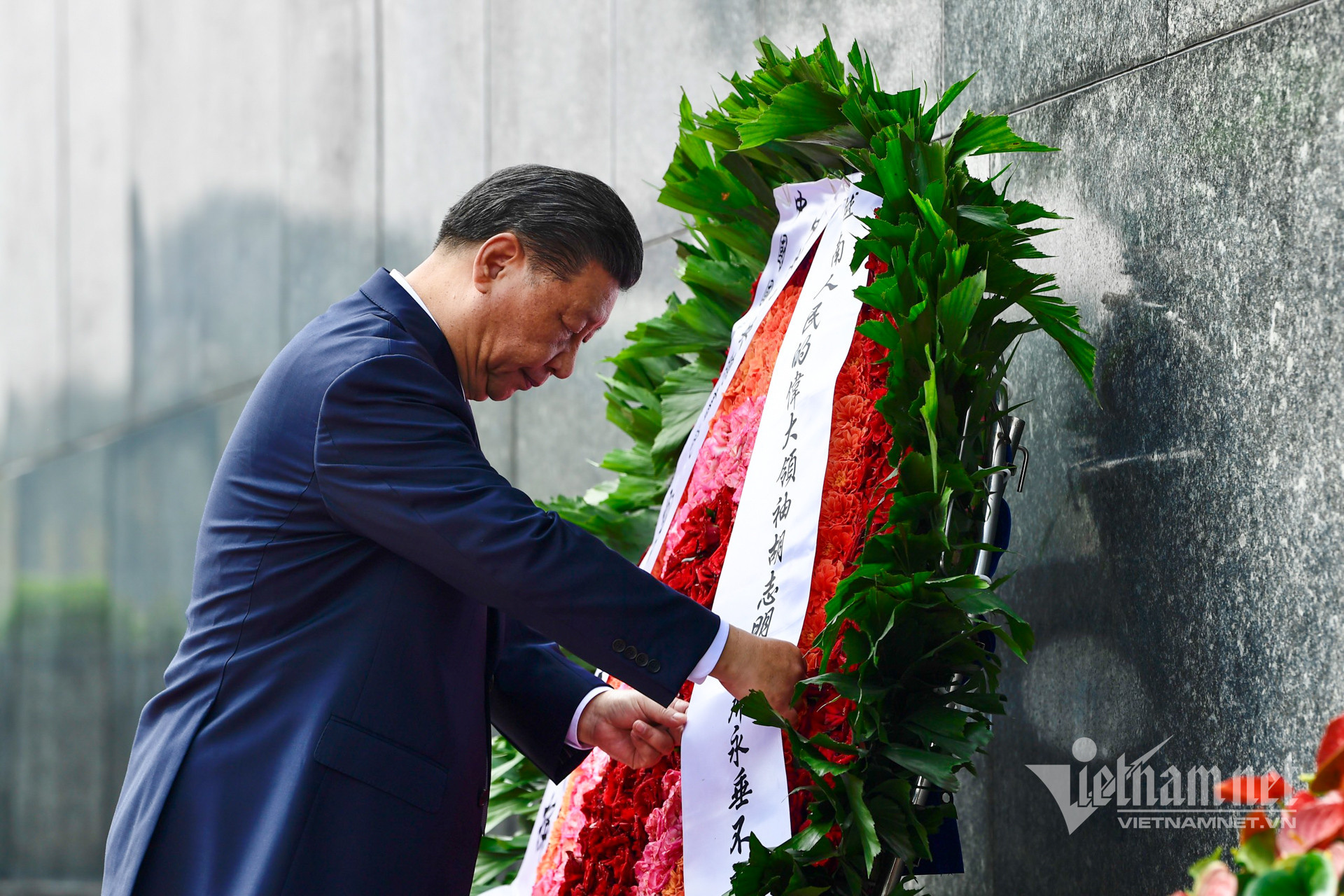 Chinese Party Chief, President Xi Jinping pays tribute to President Ho ...