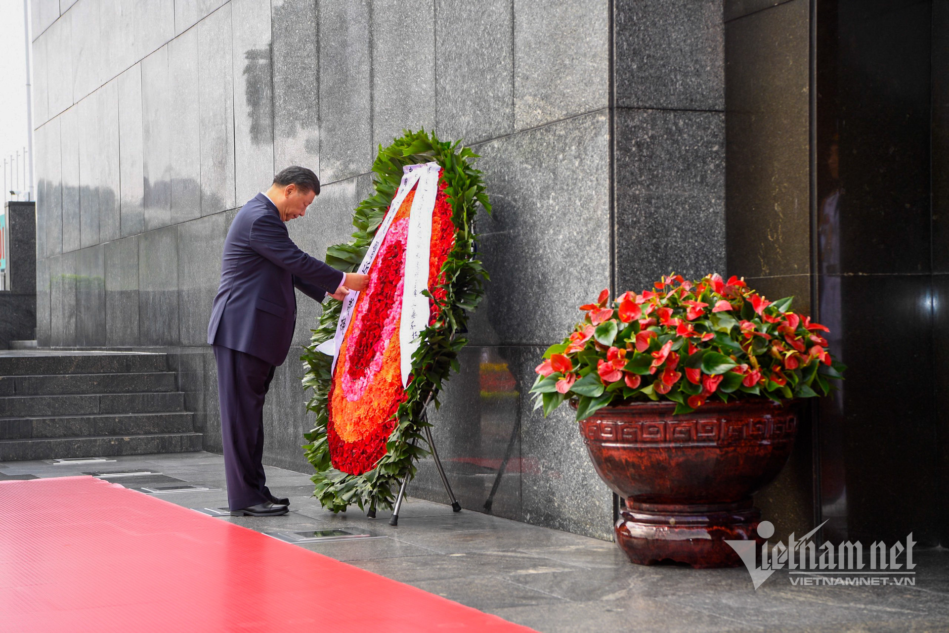 Chinese Party Chief, President Xi Jinping pays tribute to President Ho ...