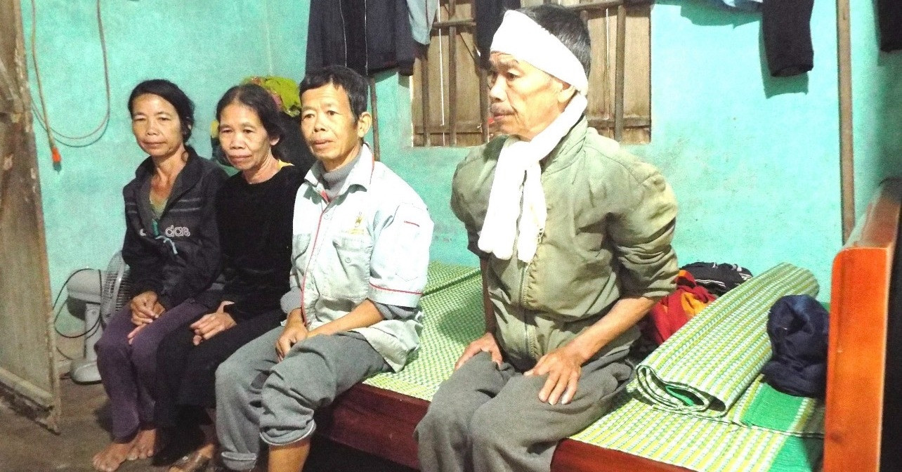 Mẹ già qua đời, 4 người con thiểu năng trí tuệ cần giúp đỡ