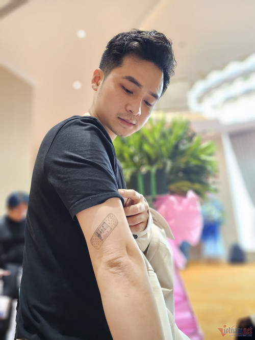 Hà Anh Xăm Tên Dương Hoàng Yến Lên Tay Và Mong Nữ Ca Sĩ Yêu Lại Mình