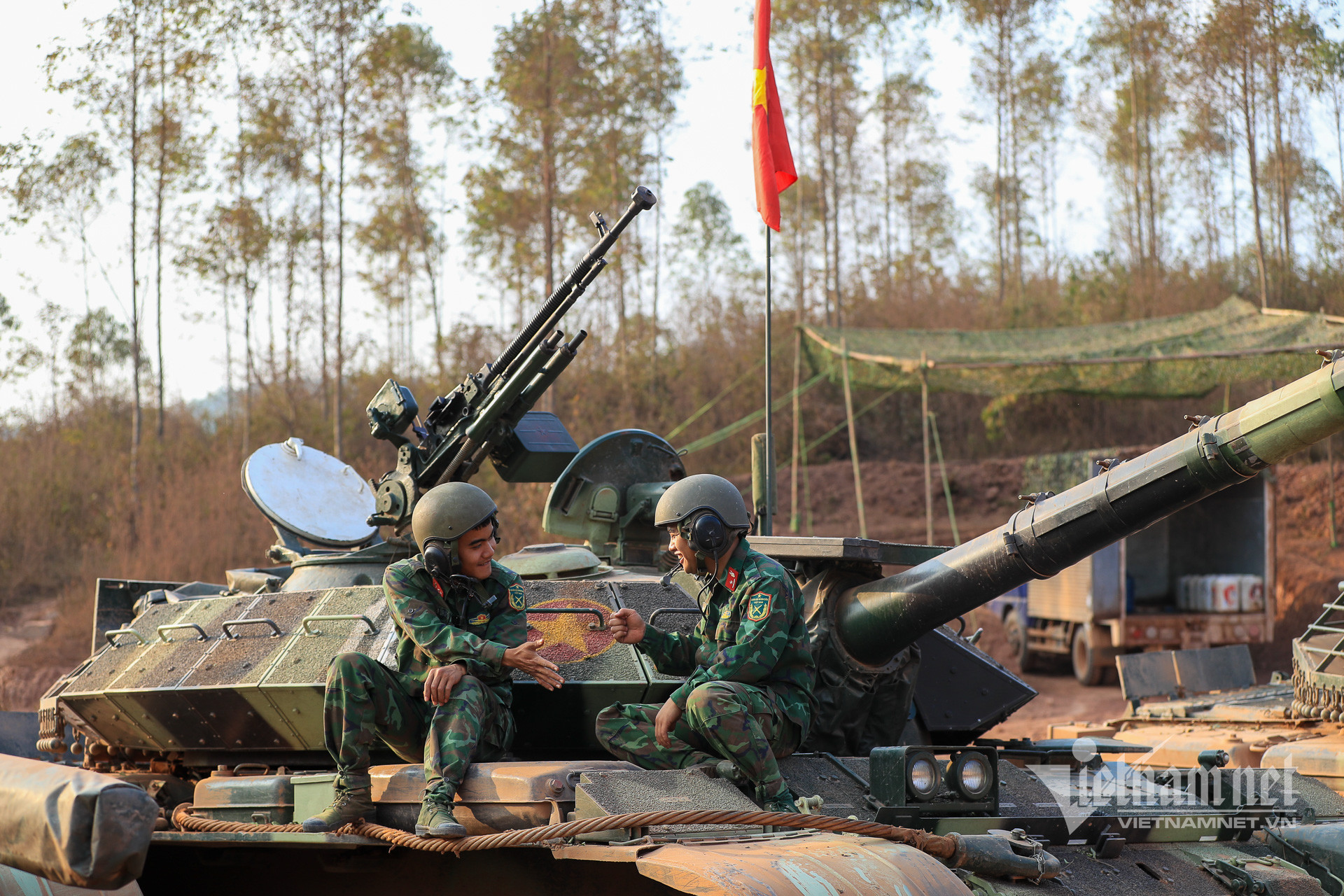 Xe tăng T-54B cải tiến diễn tập đánh chiếm mục tiêu