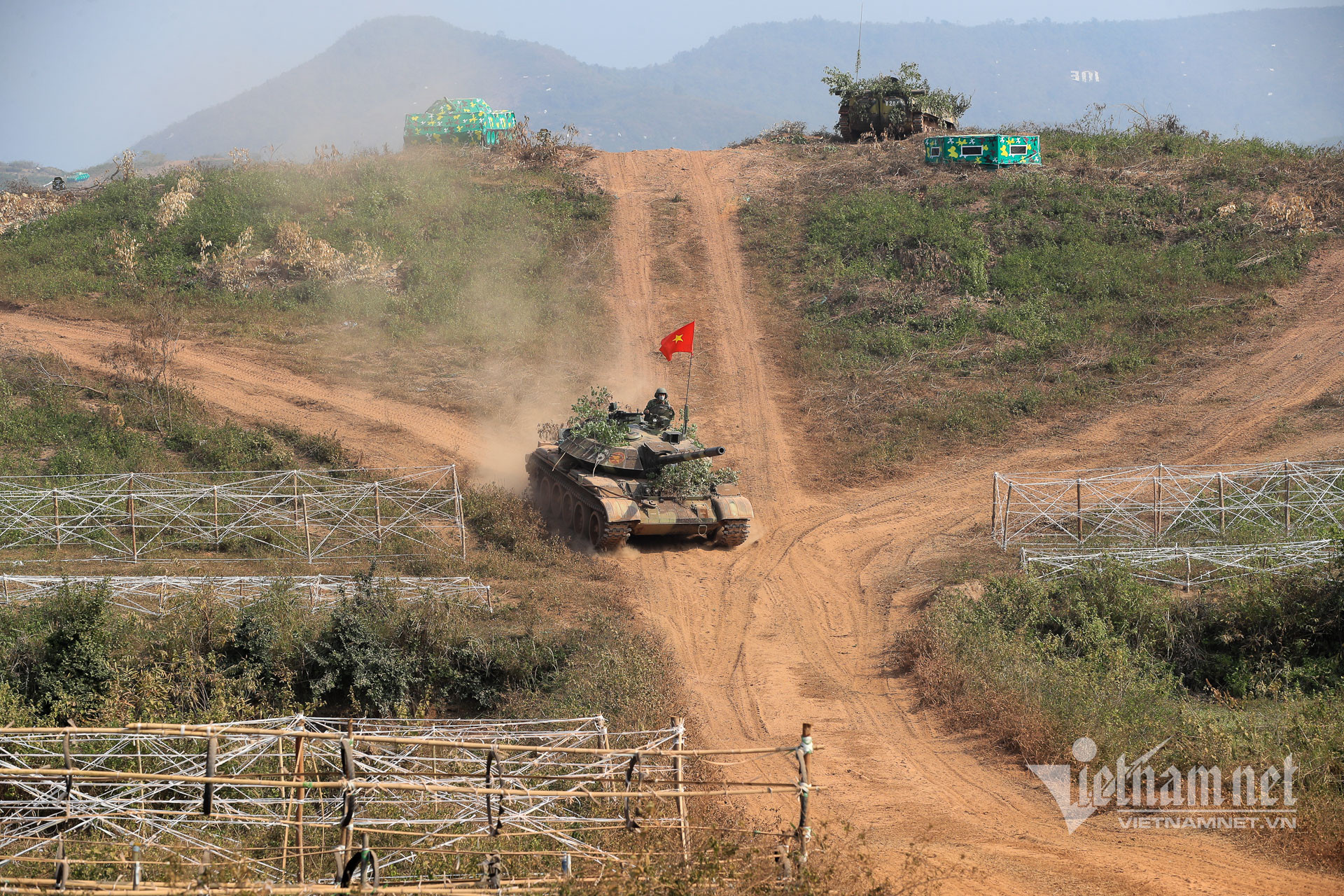 Xe tăng T-54B cải tiến diễn tập đánh chiếm mục tiêu