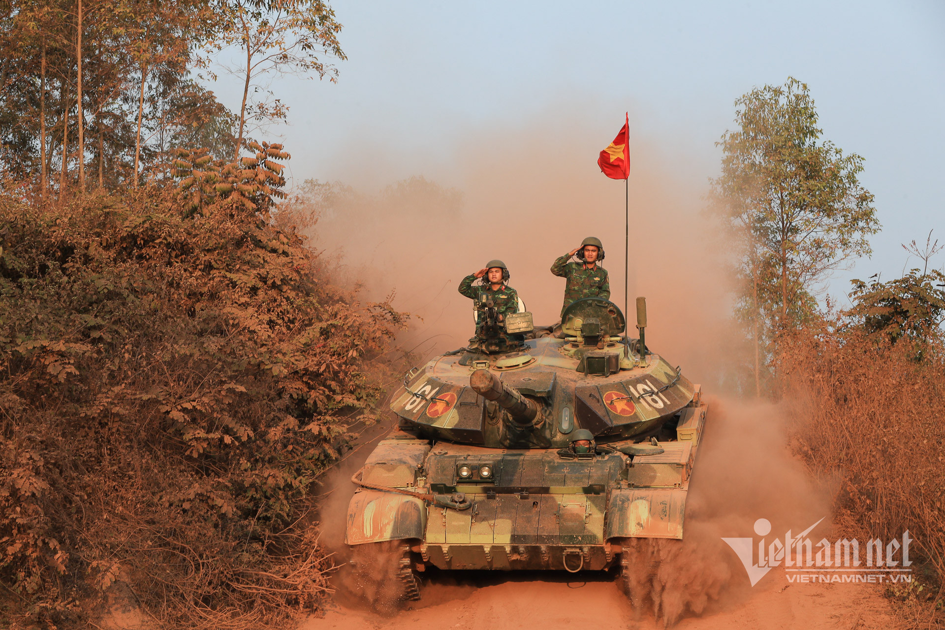 Xe tăng T-54B cải tiến diễn tập đánh chiếm mục tiêu