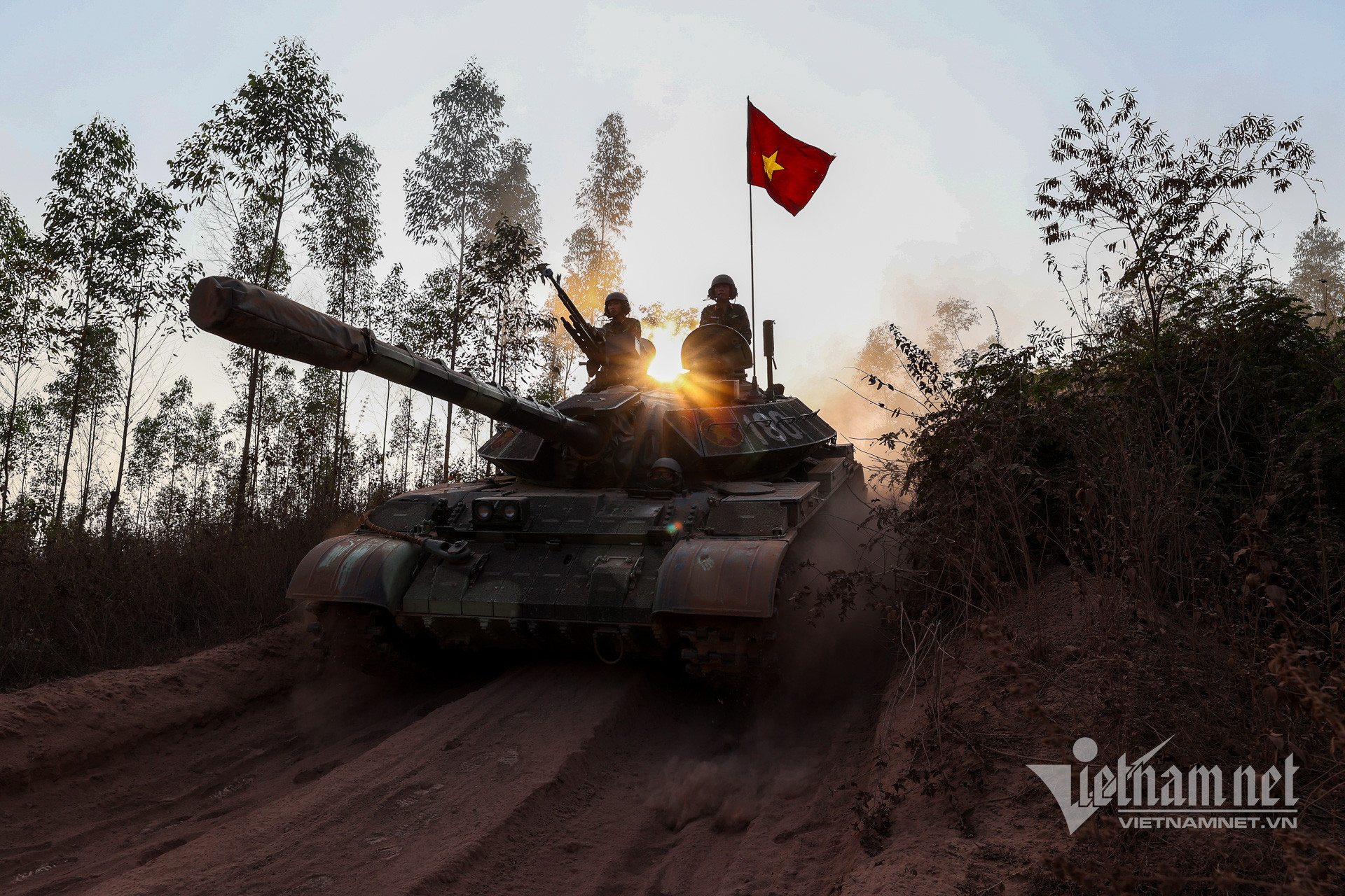 Xe tăng T-54B cải tiến diễn tập đánh chiếm mục tiêu