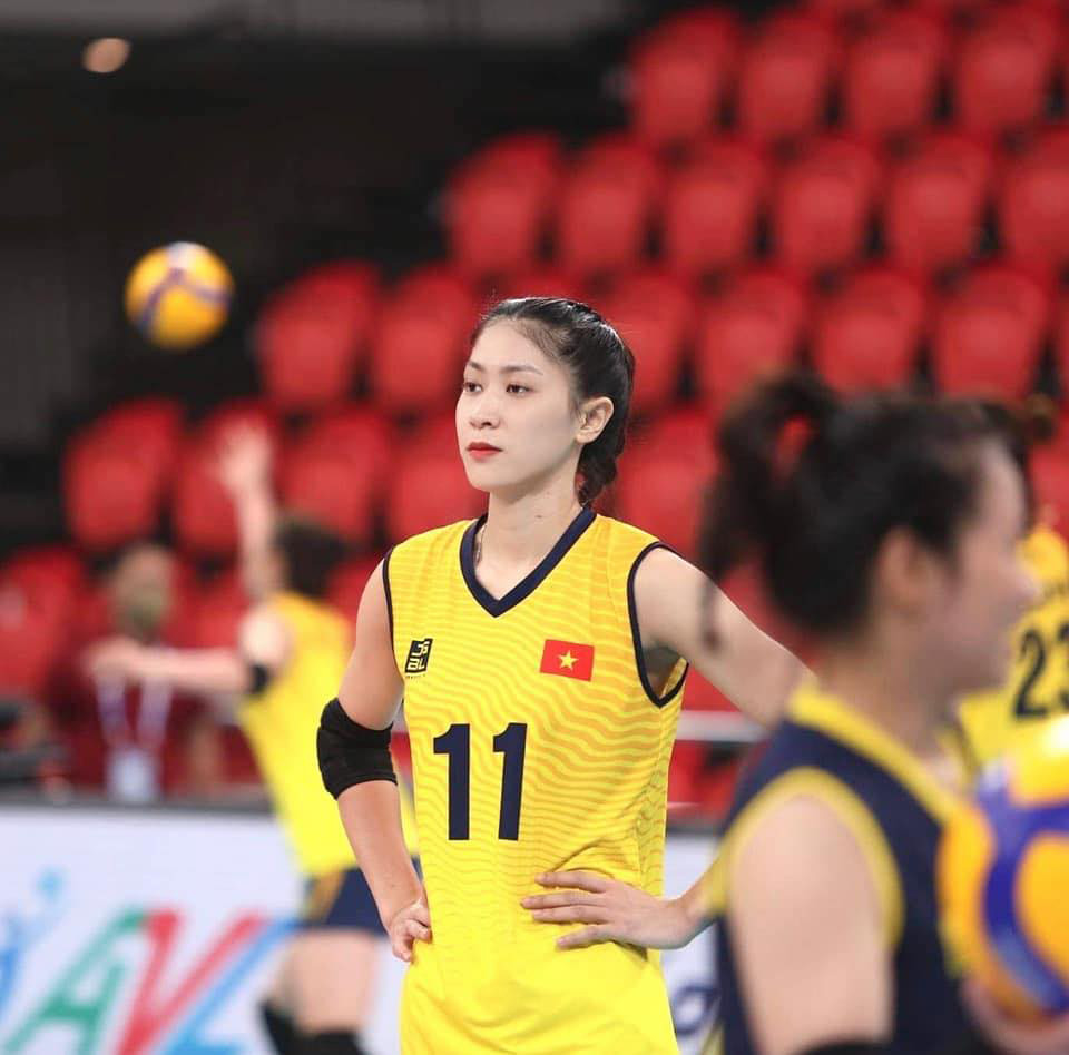 Hoa khôi bóng chuyền Kiều Trinh đẹp rạng ngời với quân phục