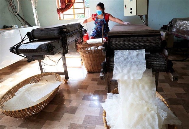 The meticulousness process to make Trang Bang dew-soaked rice paper