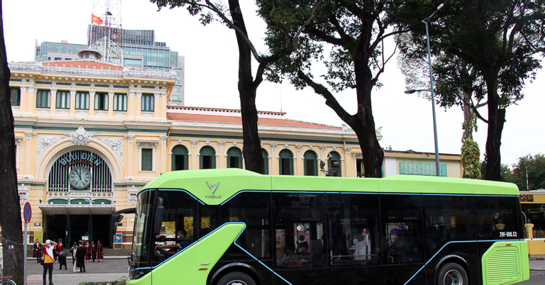 Electric-bus route stops service in HCMC as losses pile up