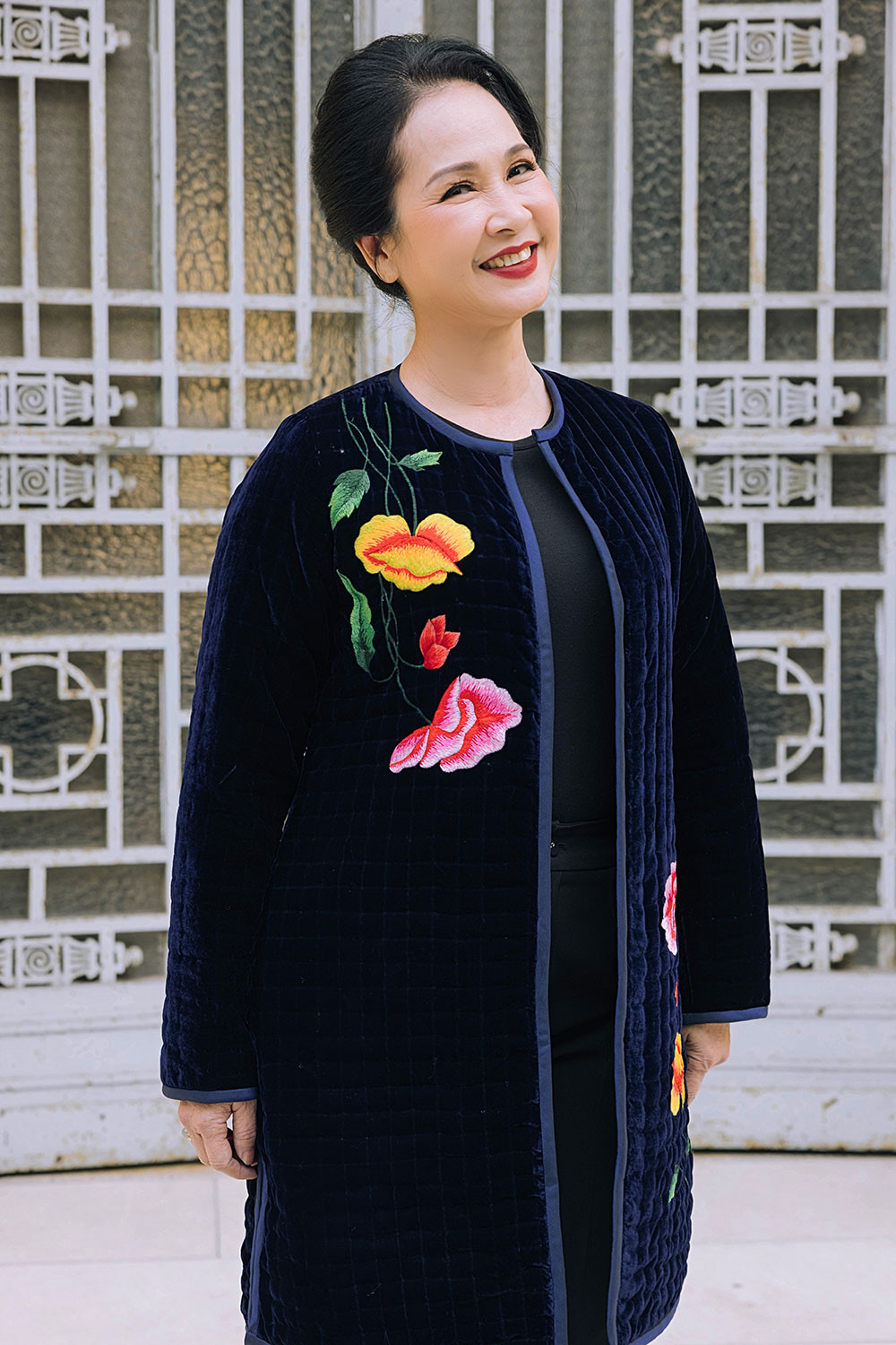 NSND Lan Hương rạng rỡ đón gió lạnh Hà Nội với đầm nhung quý phái