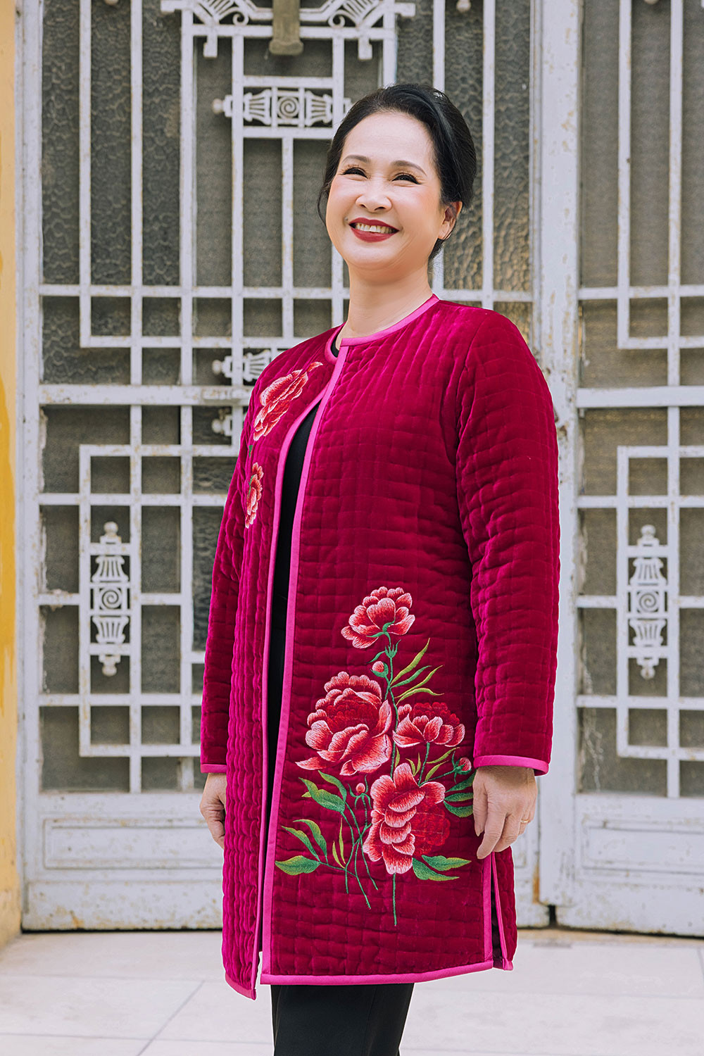 NSND Lan Hương rạng rỡ đón gió lạnh Hà Nội với đầm nhung quý phái