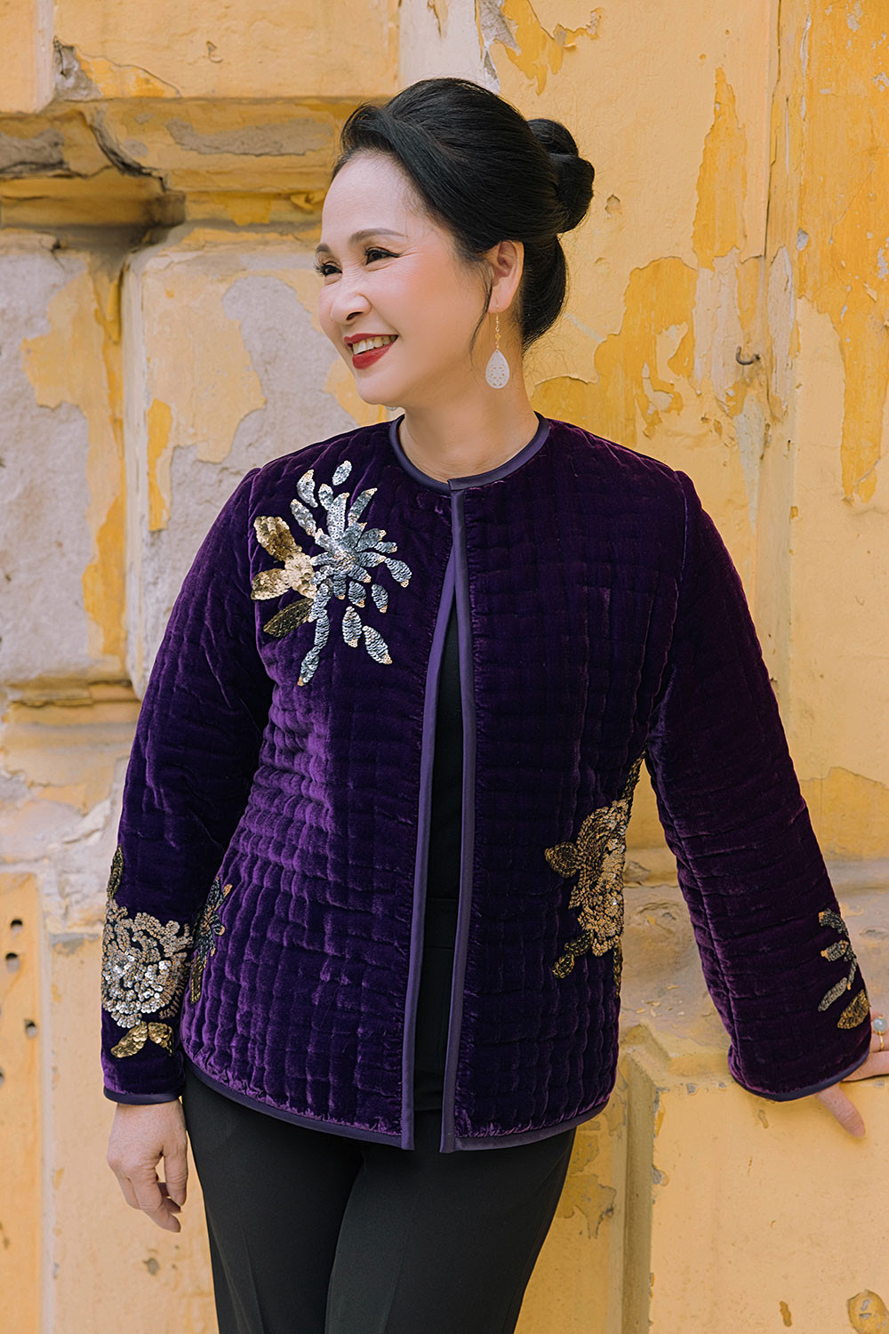 NSND Lan Hương rạng rỡ đón gió lạnh Hà Nội với đầm nhung quý phái