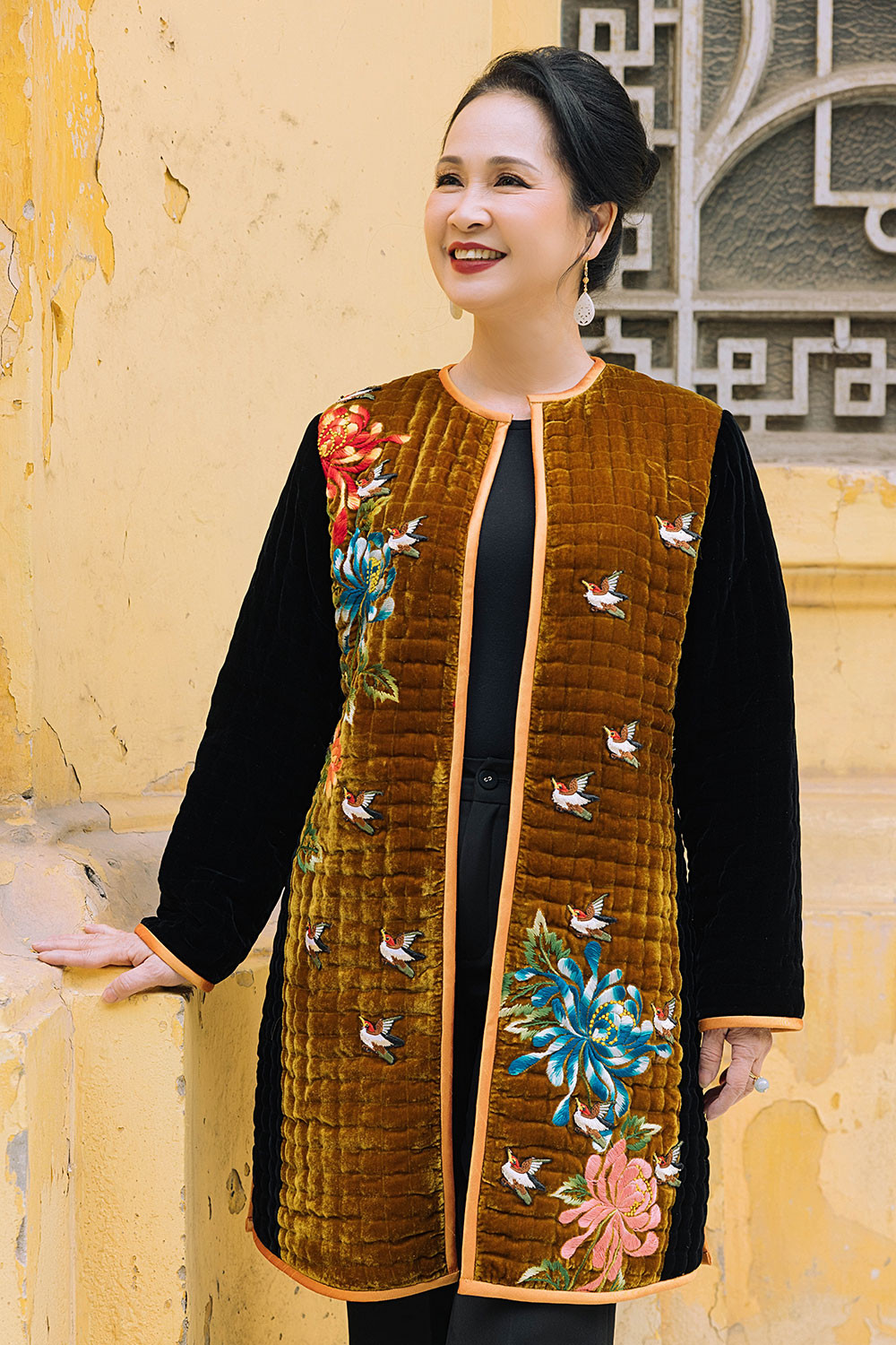 NSND Lan Hương rạng rỡ đón gió lạnh Hà Nội với đầm nhung quý phái