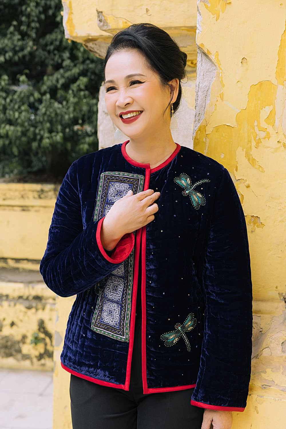 NSND Lan Hương rạng rỡ đón gió lạnh Hà Nội với đầm nhung quý phái