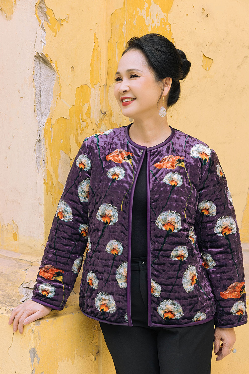 NSND Lan Hương rạng rỡ đón gió lạnh Hà Nội với đầm nhung quý phái