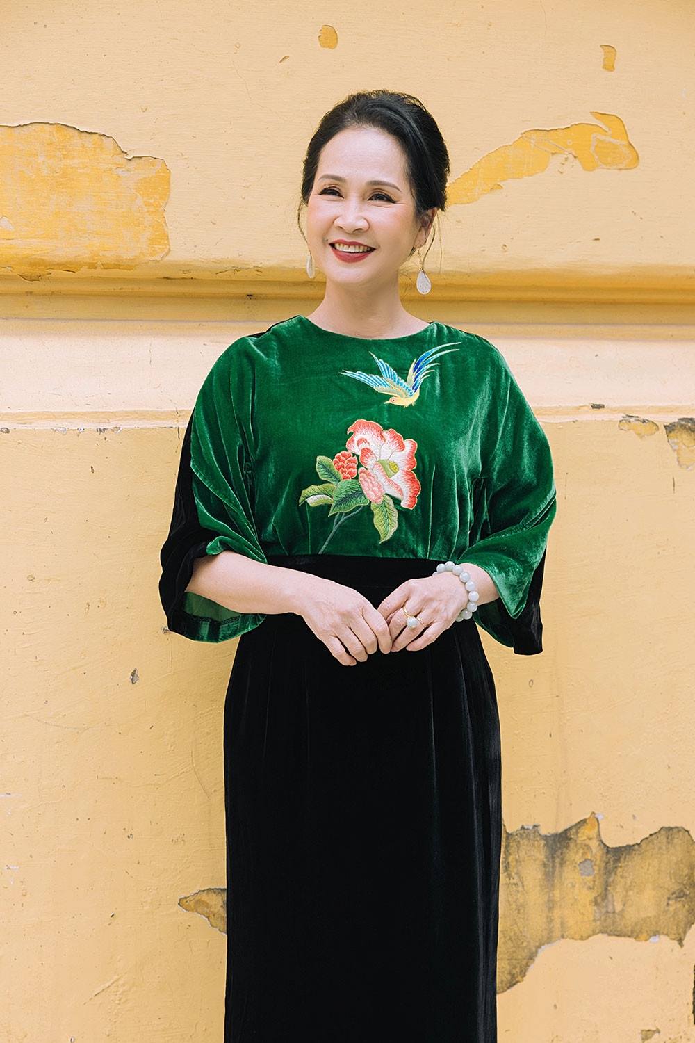 NSND Lan Hương rạng rỡ đón gió lạnh Hà Nội với đầm nhung quý phái