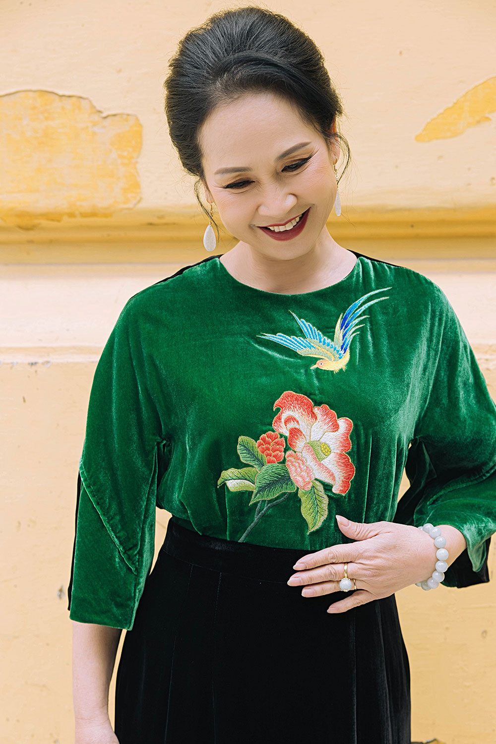 NSND Lan Hương rạng rỡ đón gió lạnh Hà Nội với đầm nhung quý phái