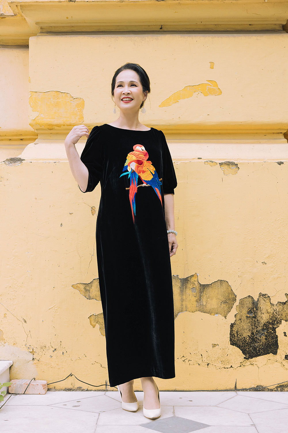 NSND Lan Hương rạng rỡ đón gió lạnh Hà Nội với đầm nhung quý phái