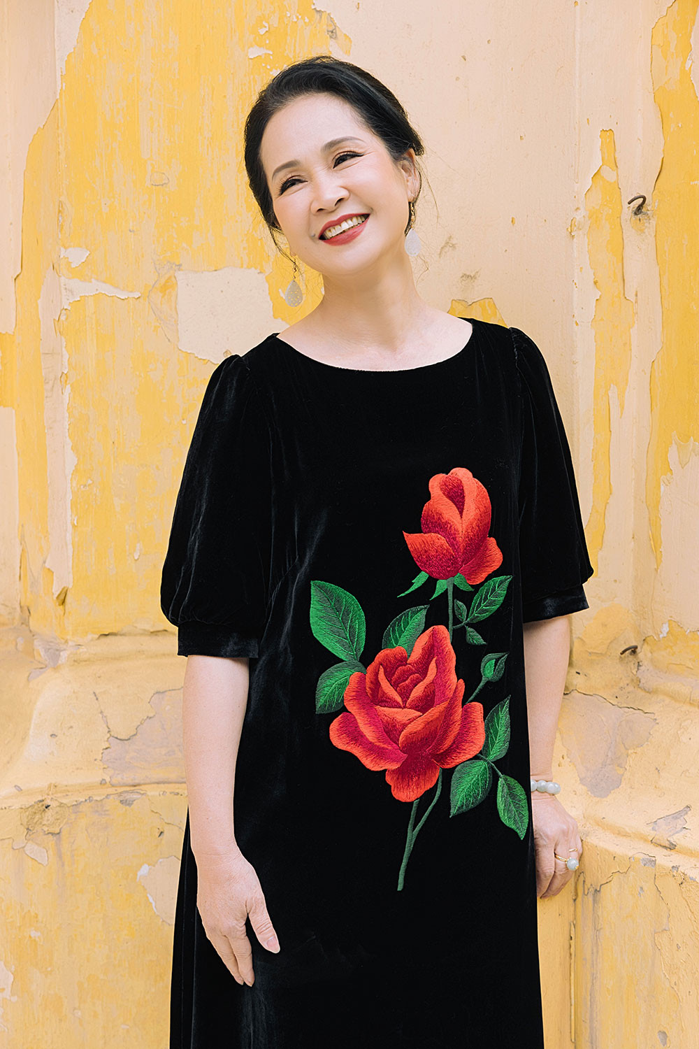 NSND Lan Hương rạng rỡ đón gió lạnh Hà Nội với đầm nhung quý phái