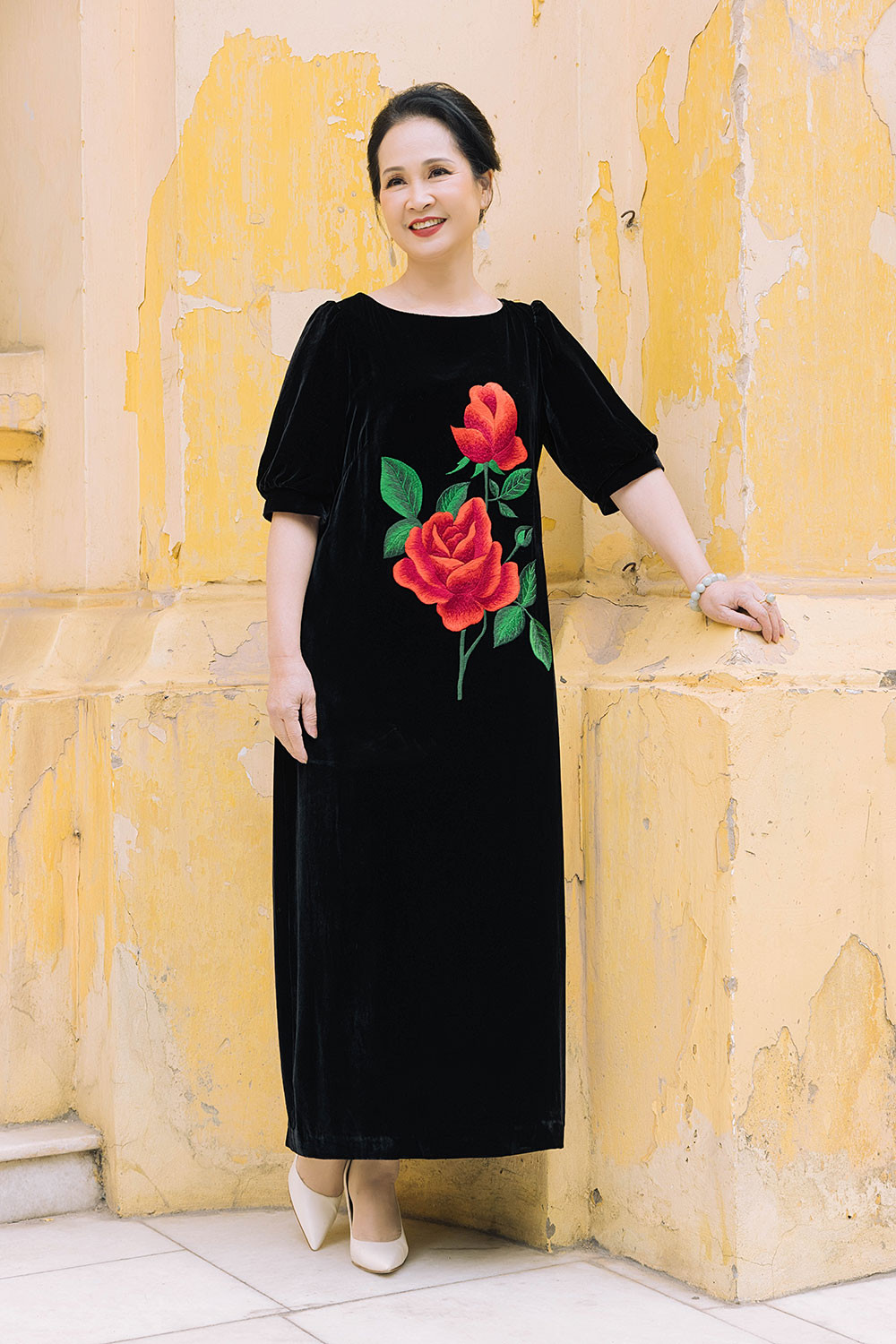 NSND Lan Hương rạng rỡ đón gió lạnh Hà Nội với đầm nhung quý phái