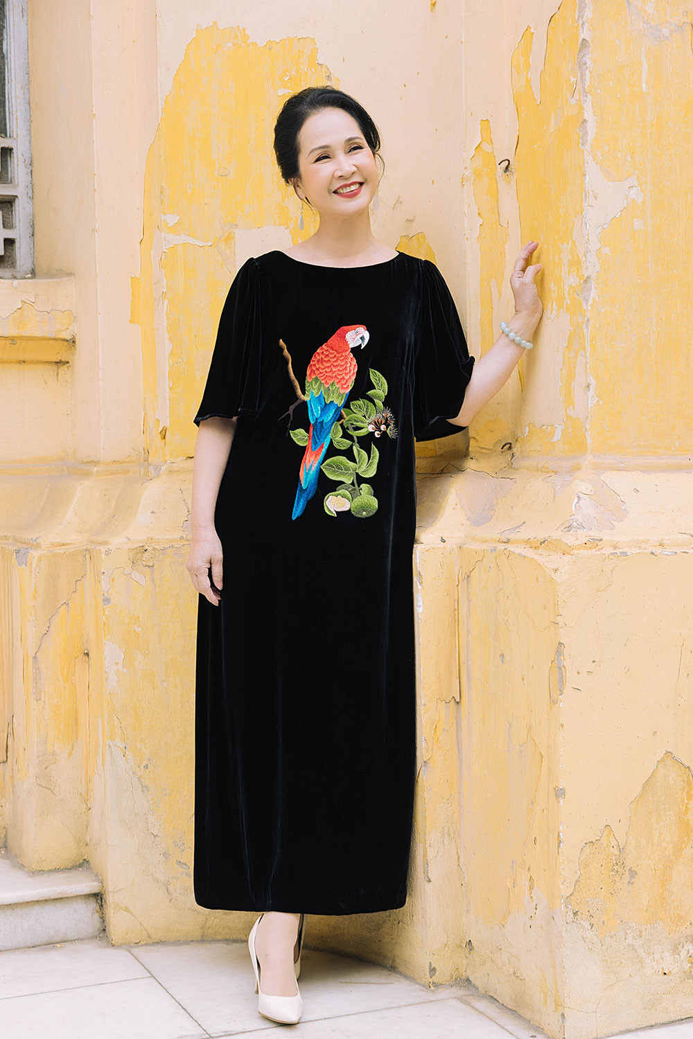 NSND Lan Hương rạng rỡ đón gió lạnh Hà Nội với đầm nhung quý phái