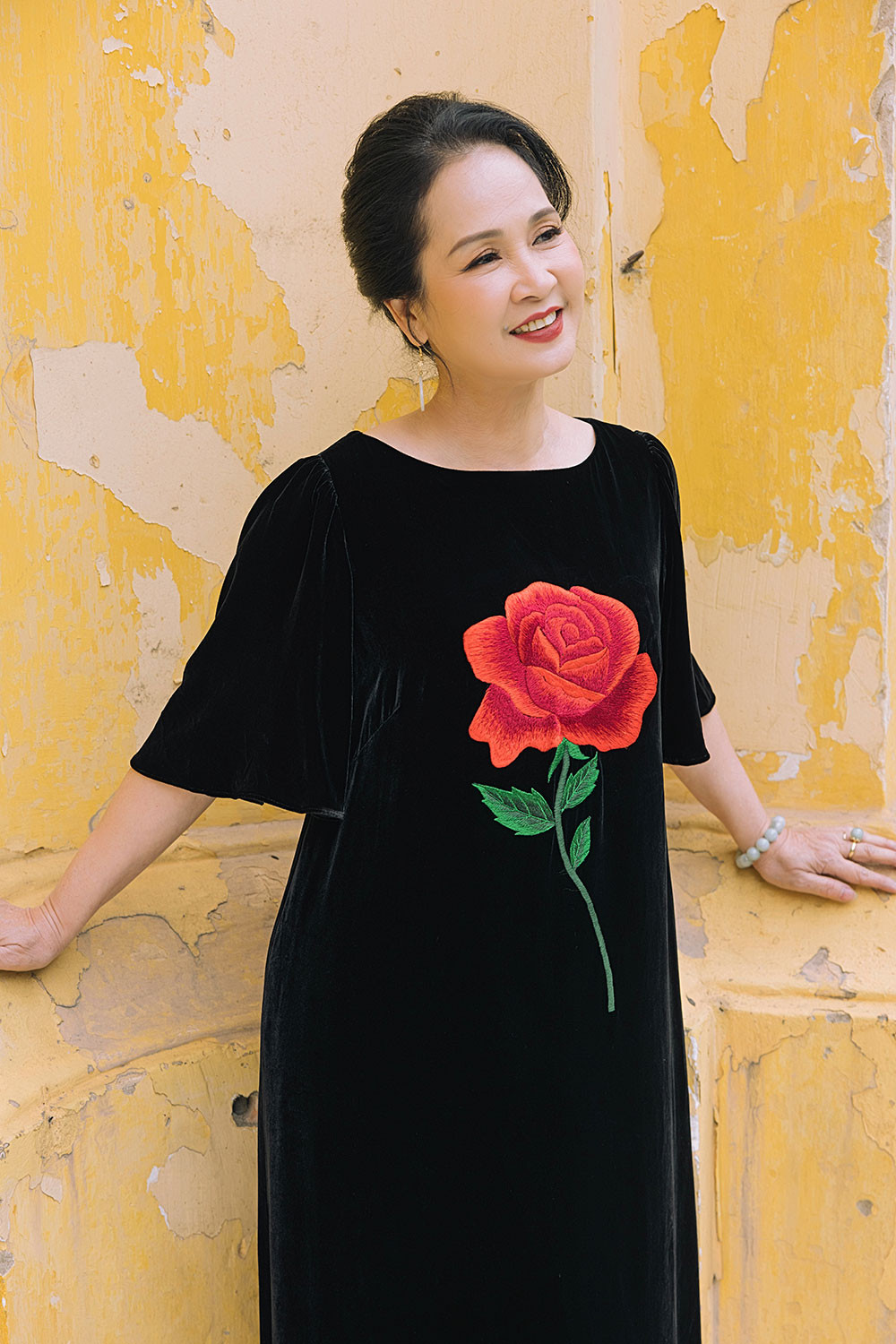 NSND Lan Hương rạng rỡ đón gió lạnh Hà Nội với đầm nhung quý phái