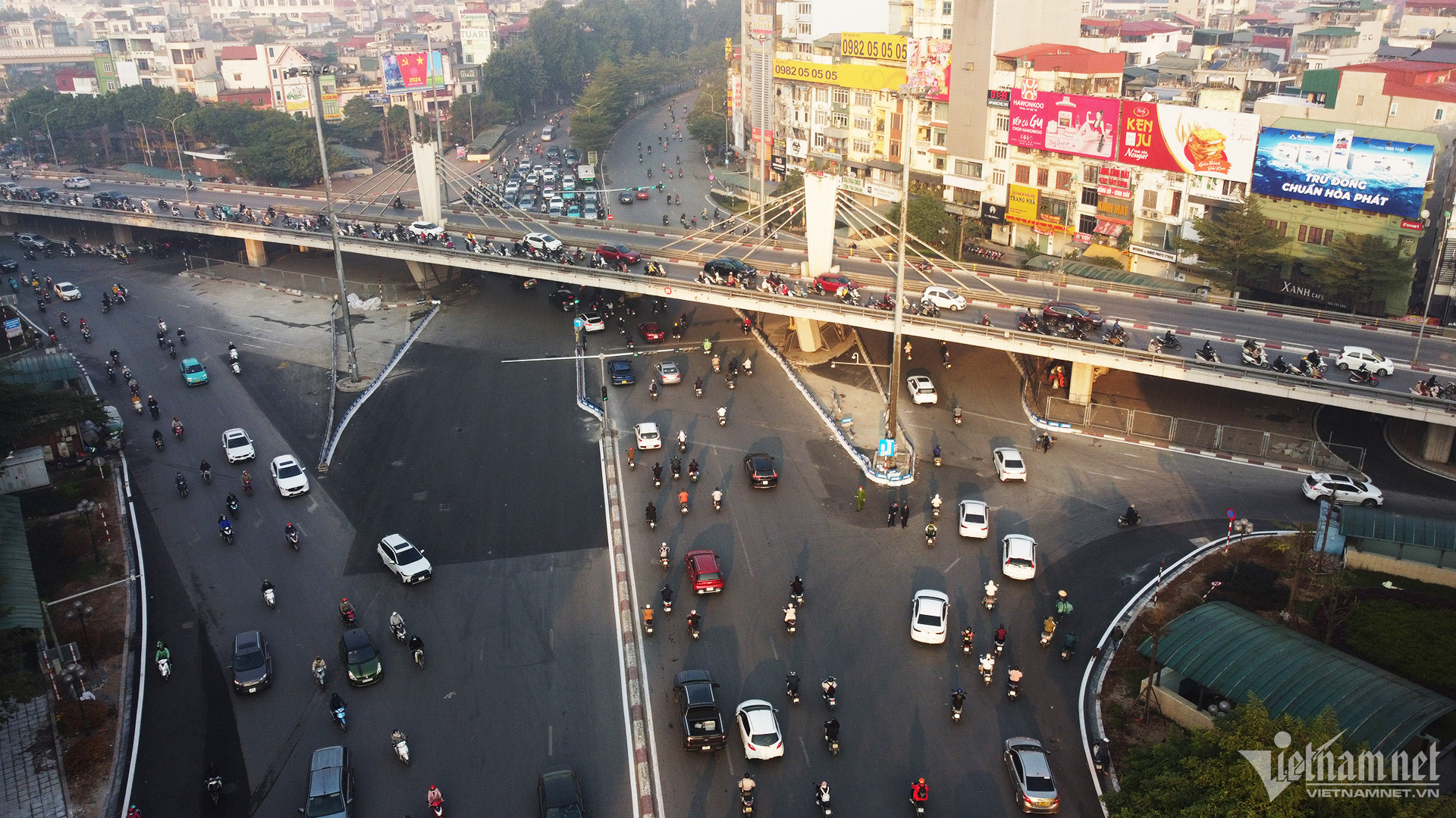 Hình ảnh bất ngờ ở nút giao Ngã Tư Sở lúc 7h30 sáng