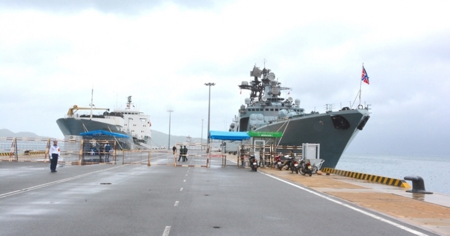Two Russian warships dock at Cam Ranh port for Vietnam visit