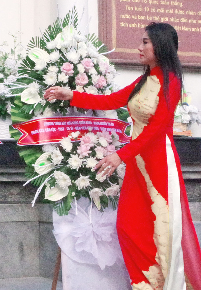 Ca sĩ Kavie Trần tích cực thiện nguyện khi về Việt Nam