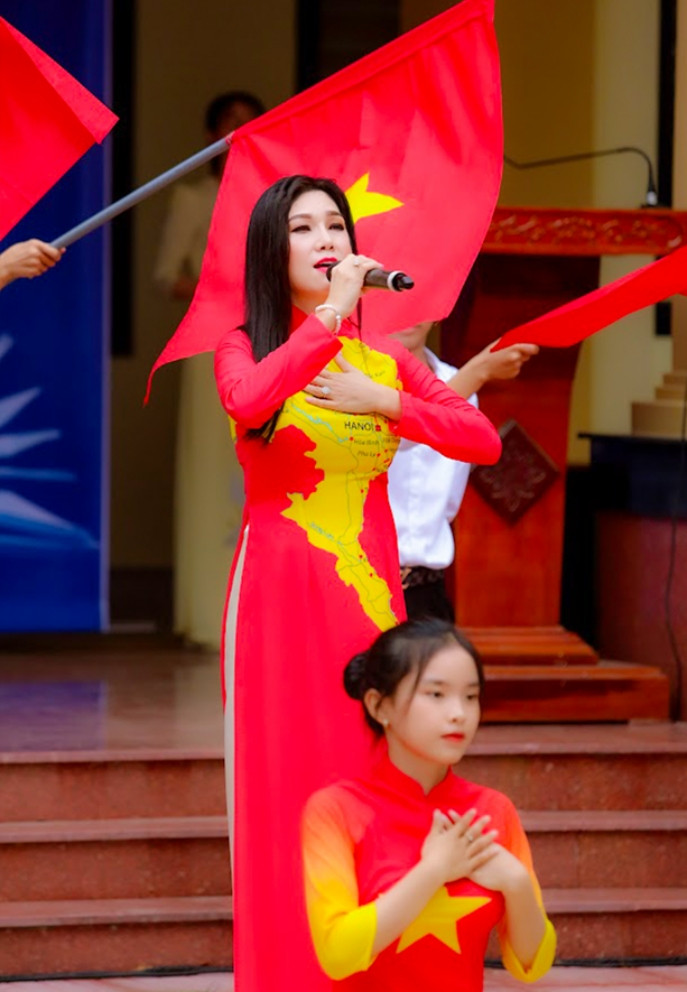 Ca sĩ Kavie Trần tích cực thiện nguyện khi về Việt Nam