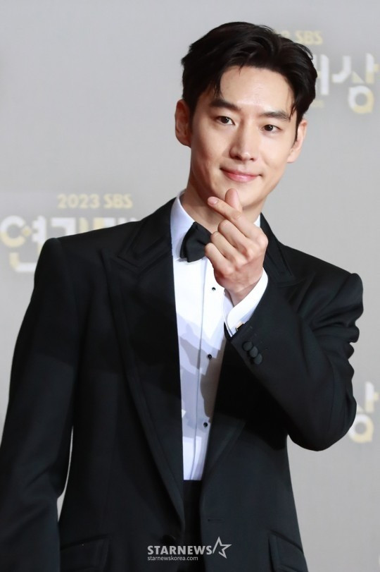 Dàn nghệ sĩ mặc trang phục đen tưởng nhớ Lee Sun Kyun