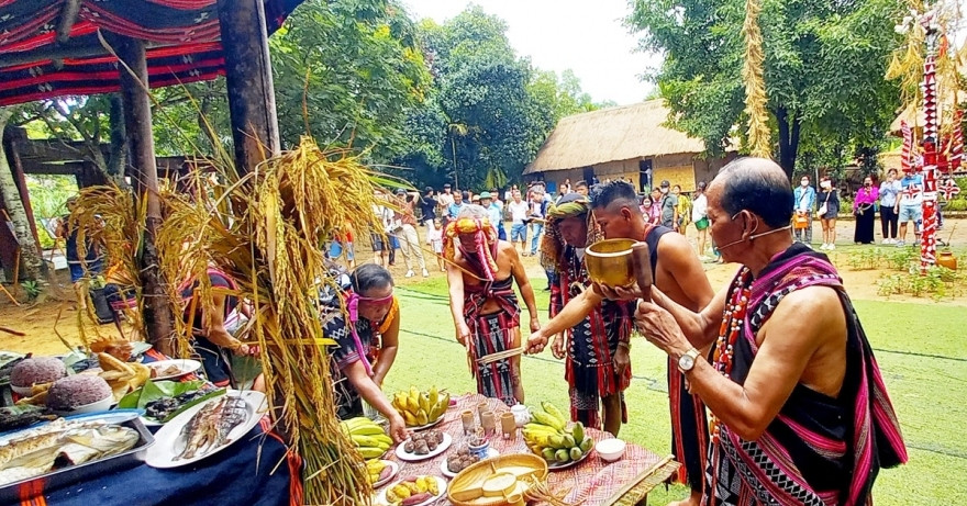 The new rice ritual of the Co Tu