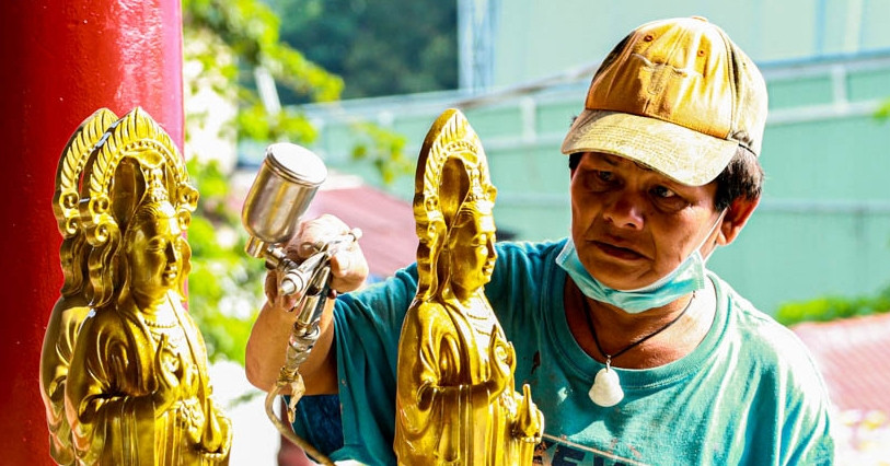 Tượng Phật bốn mặt ở TP.HCM hút ngàn người tới chiêm bái, dâng nước đỏ ...