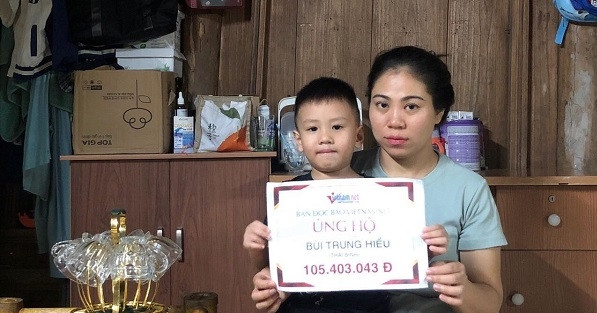 Trao hơn 105 triệu đồng đến em Bùi Trung Hiếu bị suy giảm miễn dịch
