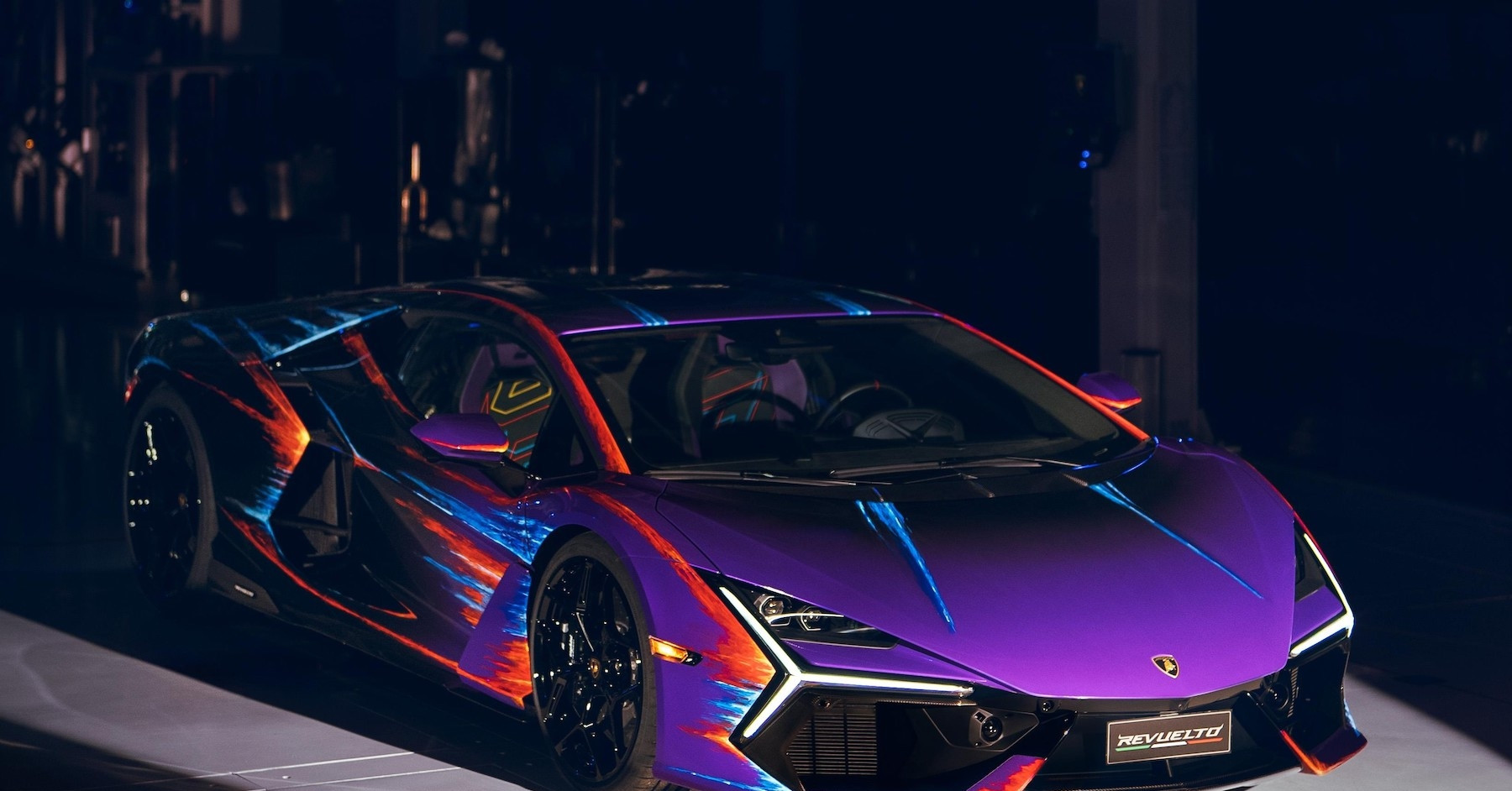 Siêu xe triệu đô Lamborghini Revuelto sơn màu thủ công độc nhất thế giới