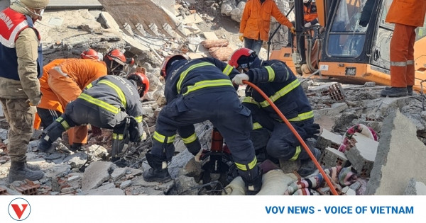 Vietnamese rescuers pull three dead bodies from rubble in Turkey