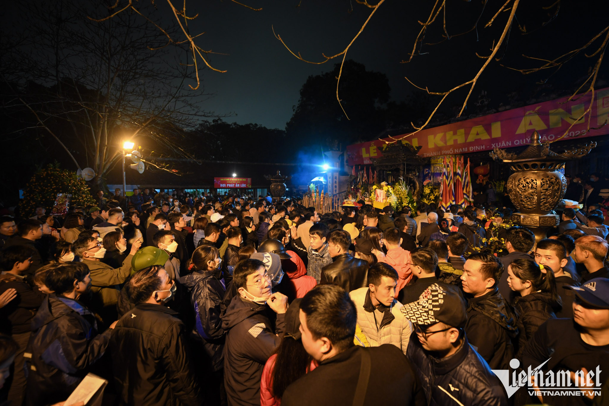 Cảnh phong tỏa từ xa trong đêm khai ấn đền Trần