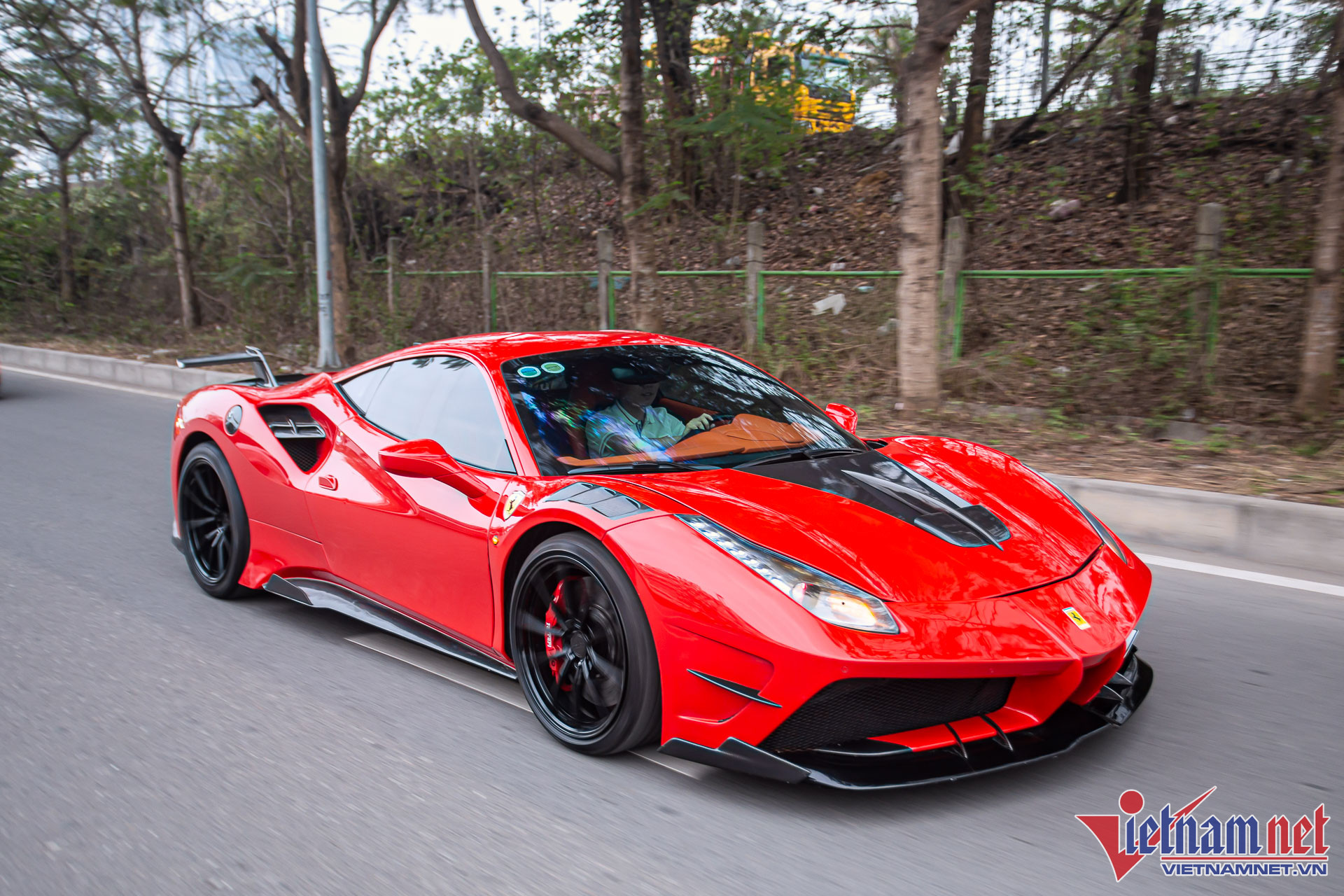 Ferrari 488 GTB trong vụ tài xế lăng mạ cảnh sát chào bán giá hơn 13 tỷ