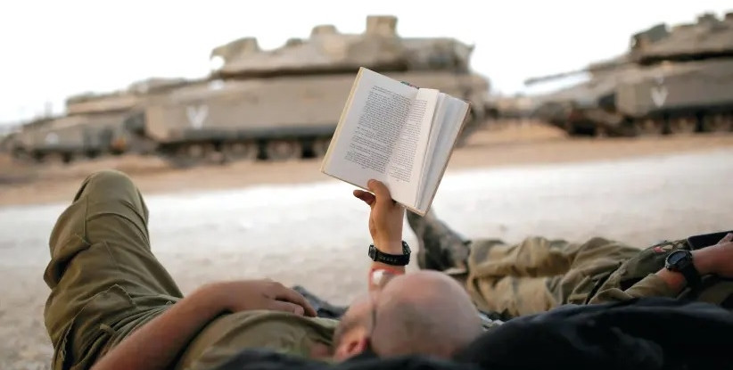 Nhiệm vụ mới của quân nhân Israel: Đọc sách