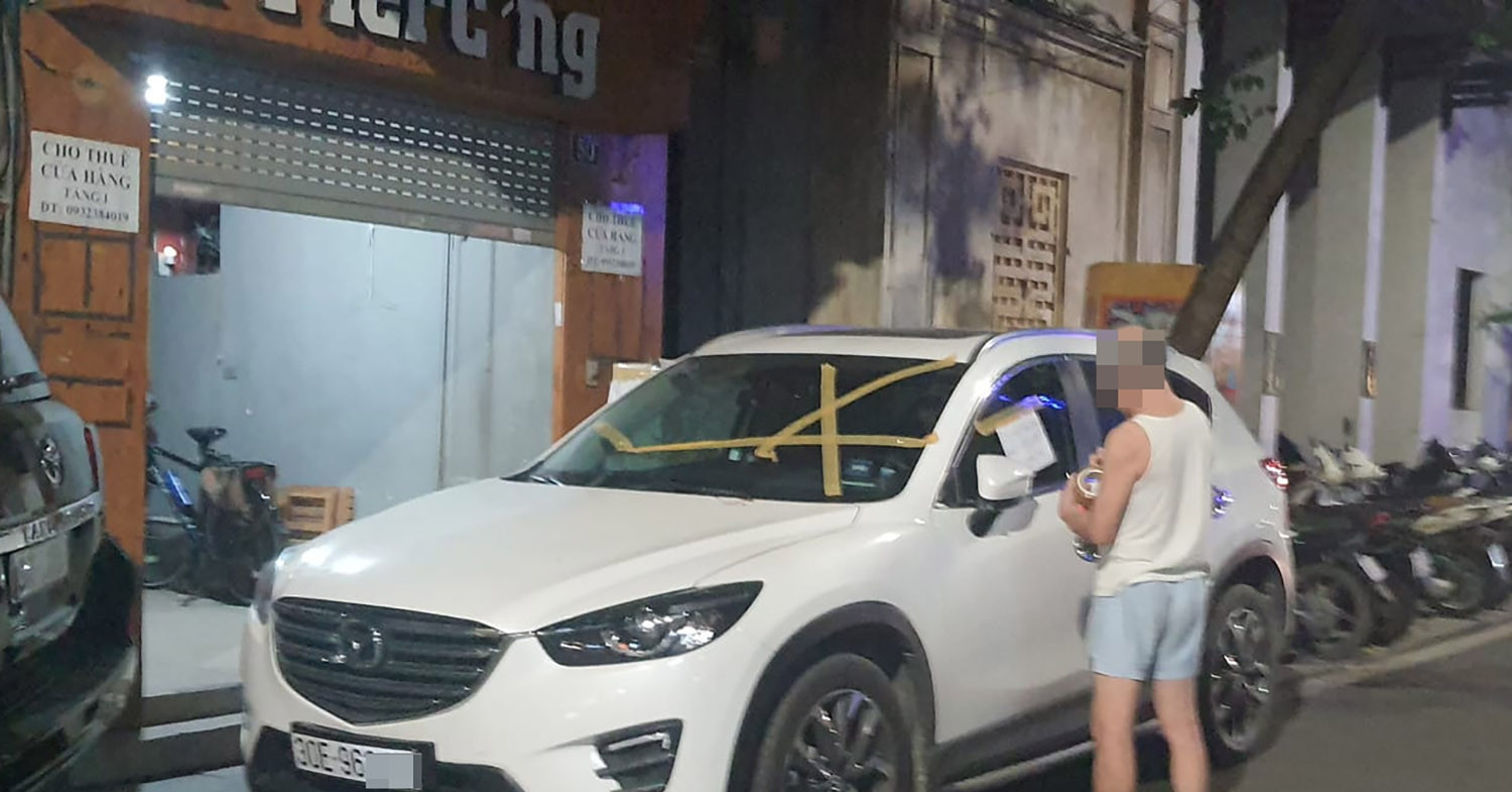 Không có chỗ đỗ ô tô vì người dân coi lòng đường trước nhà là của riêng