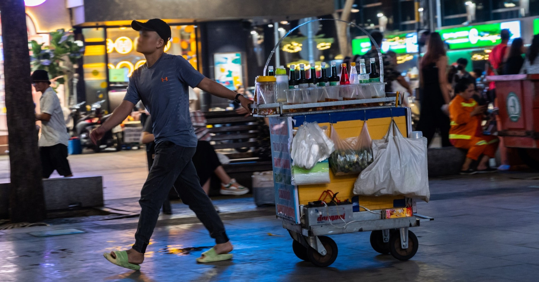 Bi hài hàng rong bị cấm kiểu 'bắt cóc bỏ đĩa' ở phố đi bộ Nguyễn Huệ