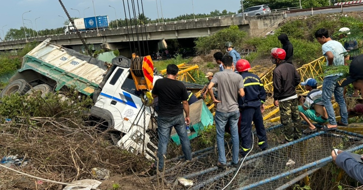 Xe ben lao xuống mương nước ở TP.HCM, tài xế kẹt trong cabin