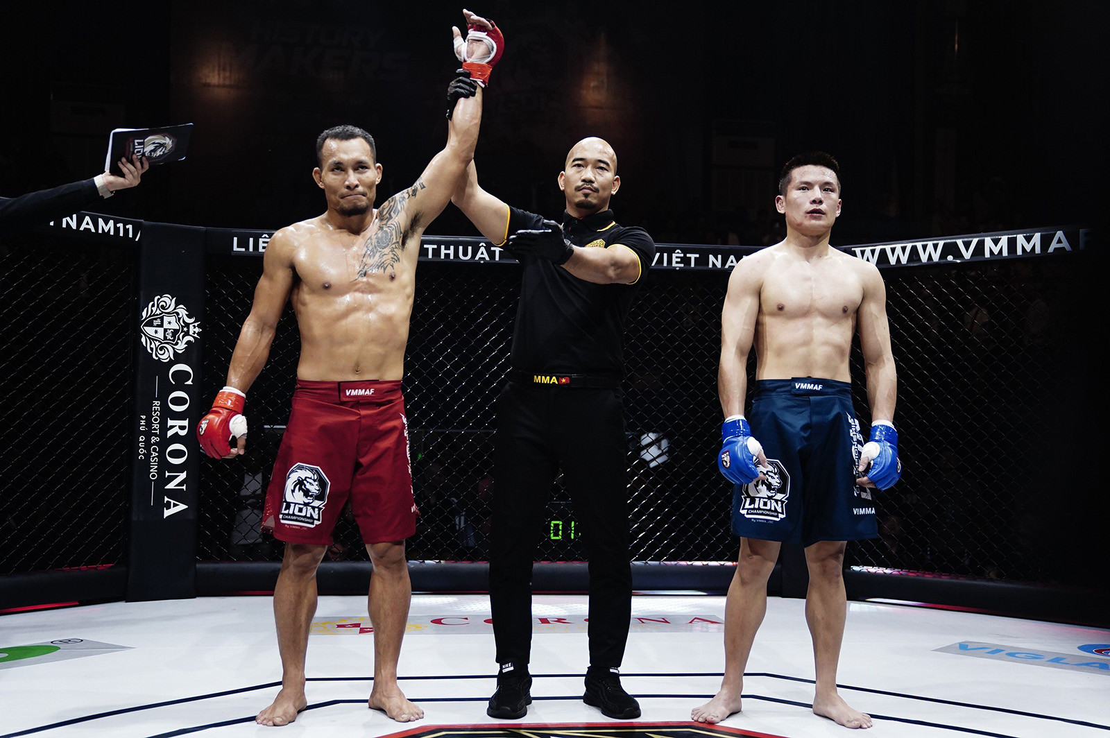 Trần Quang Lộc hạ knock-out Lý Tiểu Long tại giải MMA Việt Nam