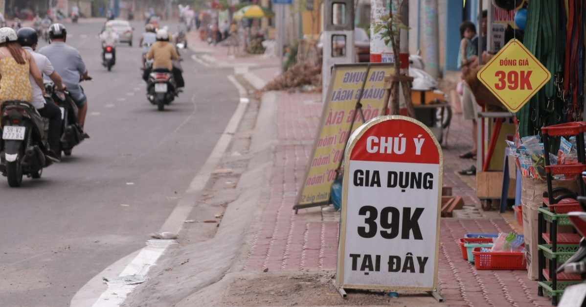 Nhan nhản biển quảng cáo nhái cột mốc giao thông rất lạ ở TP.HCM