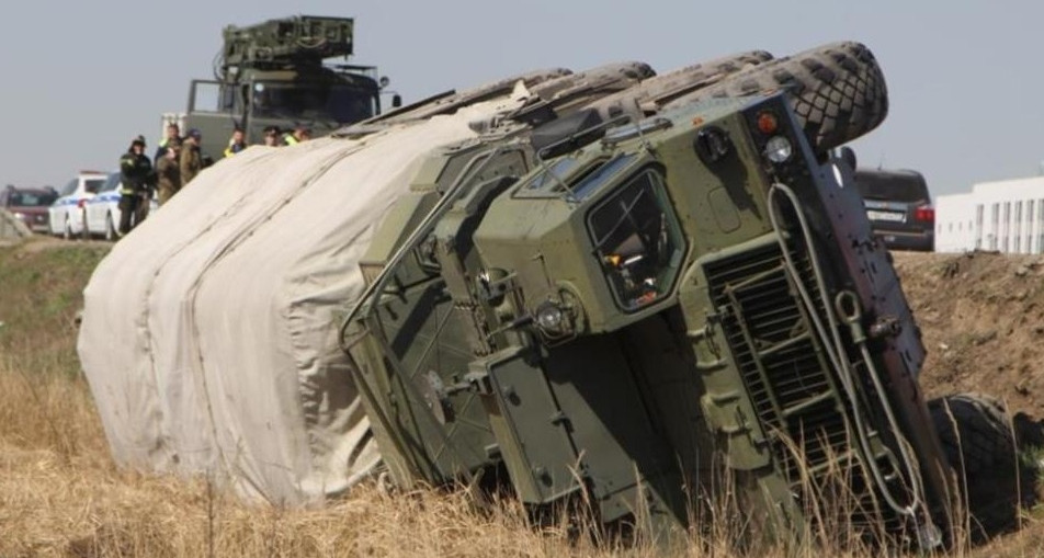 Xe tải chở hệ thống tên lửa S-400 của Nga lao xuống mương vì tài xế say ...