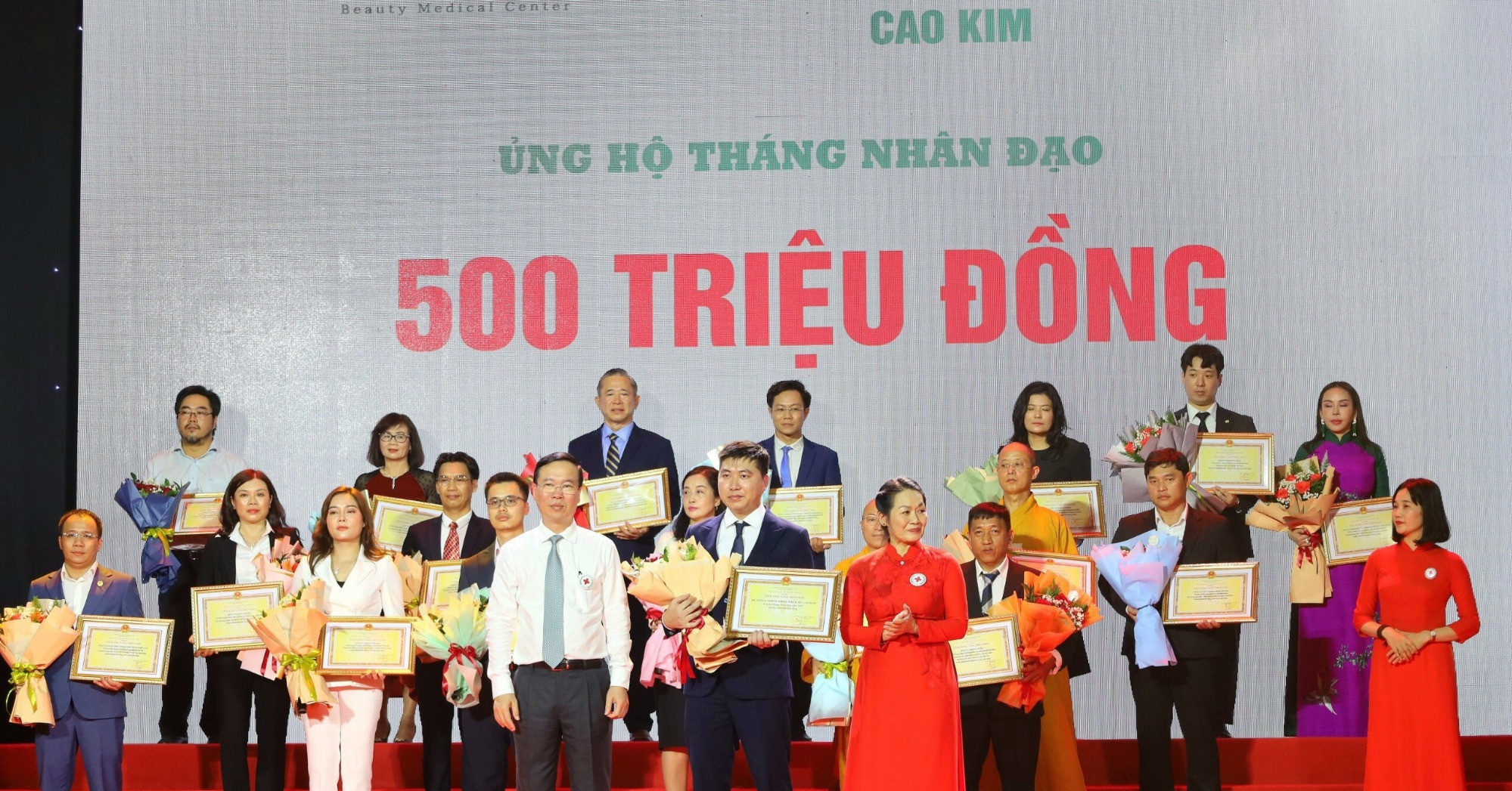 Phòng khám thẩm mỹ Cao Kim ủng hộ Tháng nhân đạo 500 triệu đồng