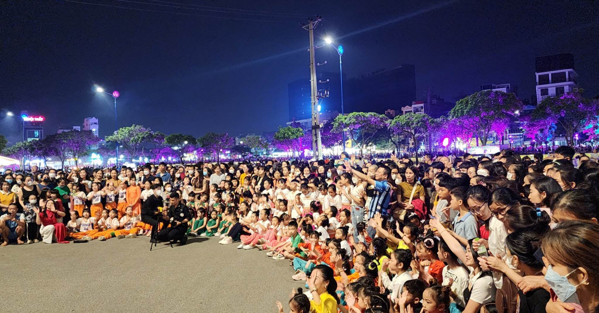 Biển người đổ về trung tâm Hải Dương trải nghiệm phố đi bộ