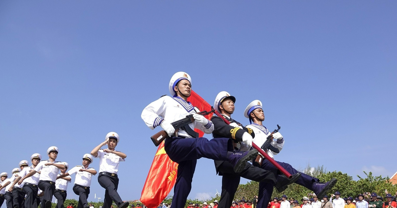 Thiêng liêng lễ chào cờ trên đảo Trường Sa